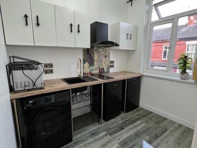 Studio Flat, Victoria Park, M14