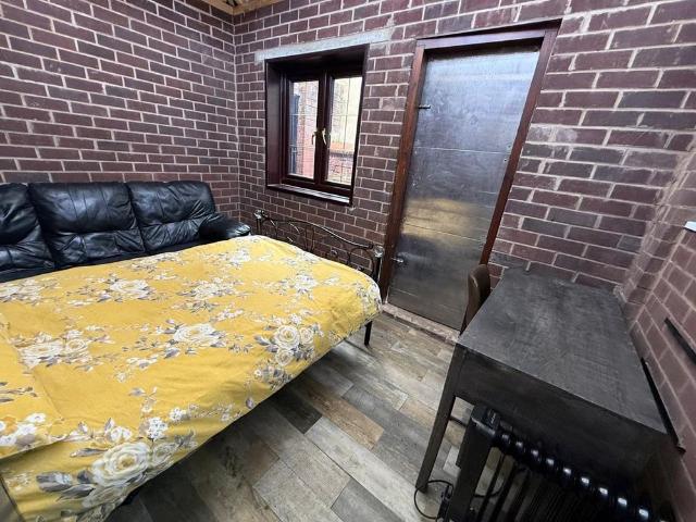 Studio Flat, Victoria Park, M14