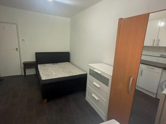 Studio Flat, Victoria Road, N18