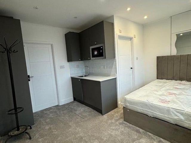 Studio Flat, Wandsworth High St, SW18
