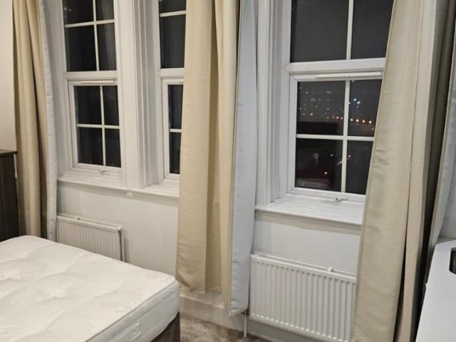 Studio Flat, Wandsworth High St, SW18