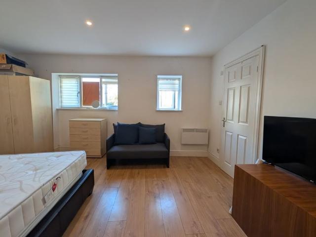 Studio Flat, Wandsworth Road, SW8
