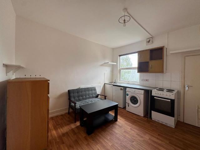 Studio Flat, Wakefield Road, N15