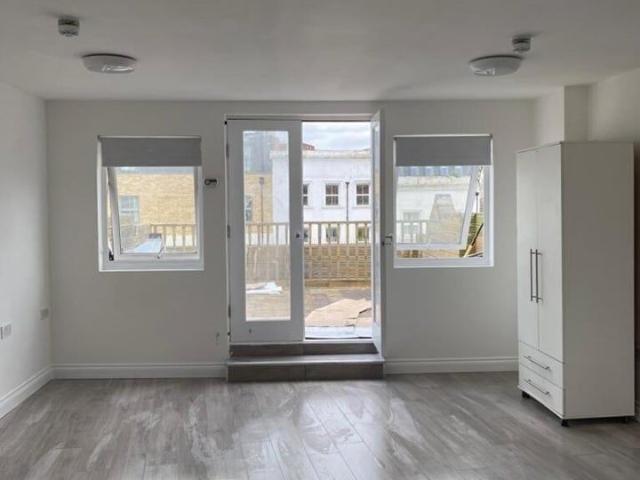 Studio Flat, Walworth Road, SE17