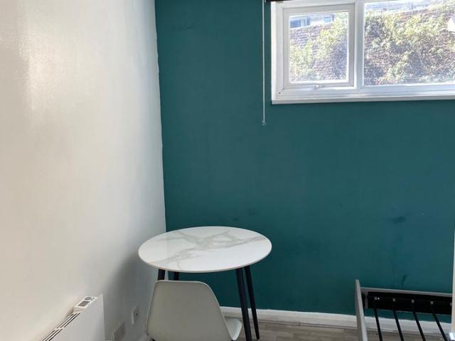 Studio Flat, Walworth Road, SE1
