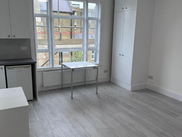 Studio Flat, Warwick Road, SW5
