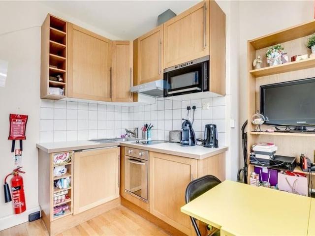 Studio Flat, Warbeck Road, W12