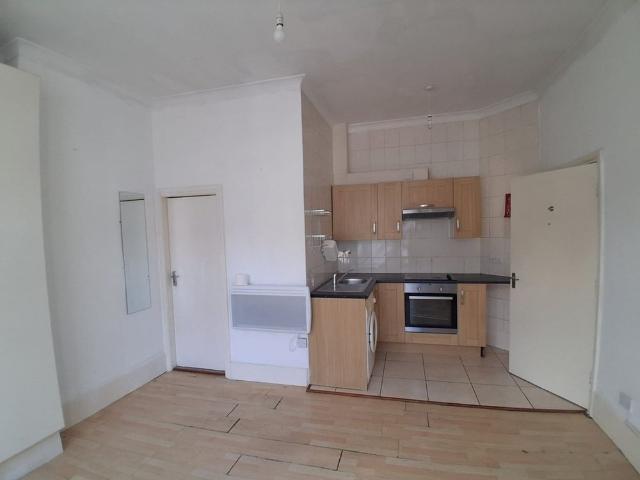 Studio Flat, Wavertree Road, SW2