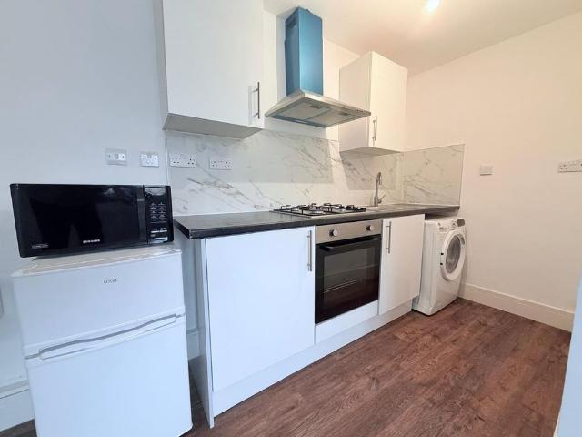 Studio Flat, Wellington Road North, TW4