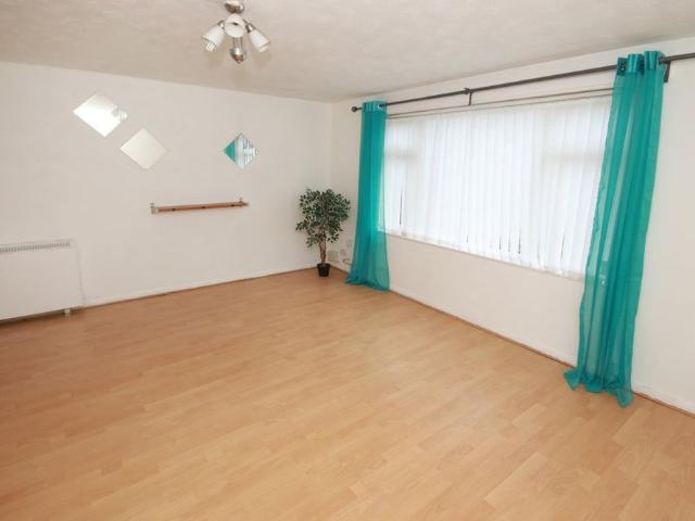 Studio Flat, West Oakhill Park, L13