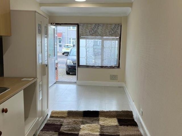 Studio Flat, West Point Close, TW4