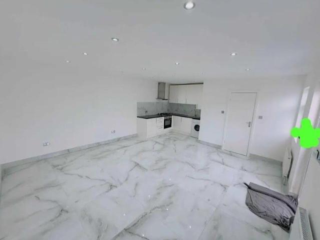 Studio Flat, West Way, TW5