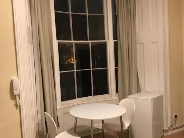 Studio Flat, Westbourne Terrace Road, W2
