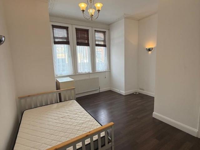 Studio Flat, Westwell Road, SW16