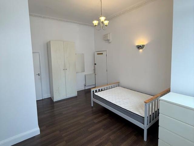 Studio Flat, Westwell Road, SW16