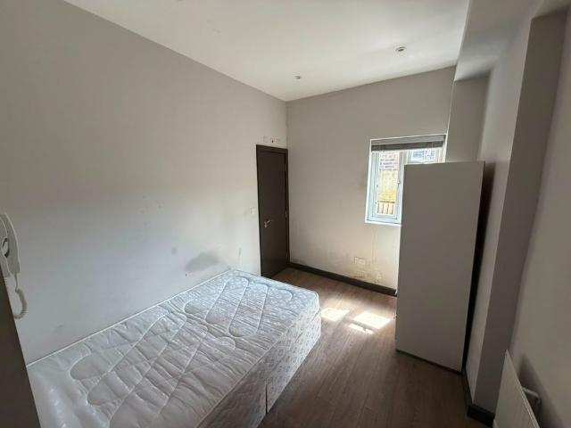 Studio Flat, Wheathill Road, SE20