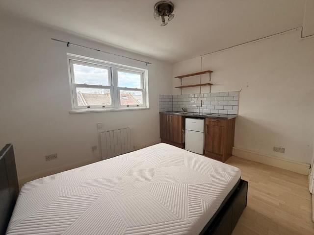 Studio Flat, Whitestile Road, TW8