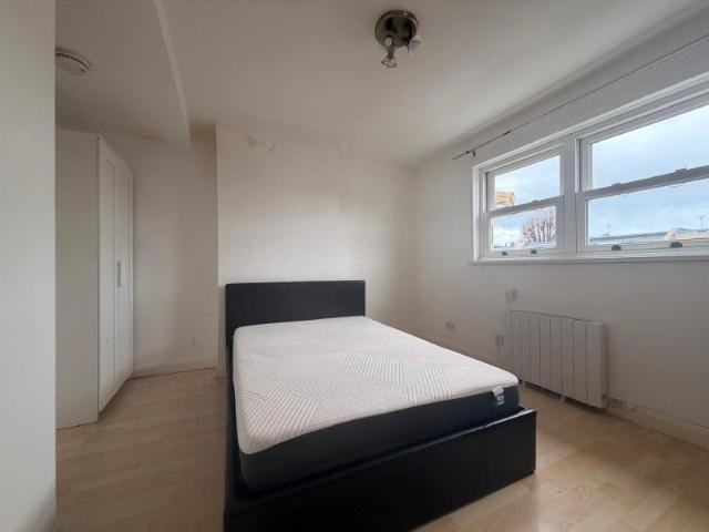 Studio Flat, Whitestile Road, TW8