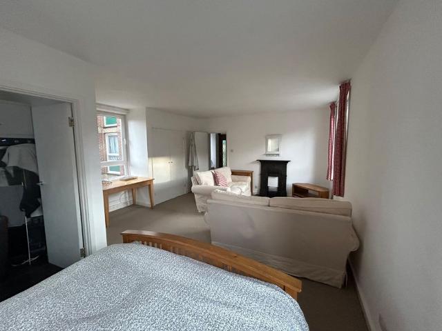 Studio Flat, Wincott Street, SE11