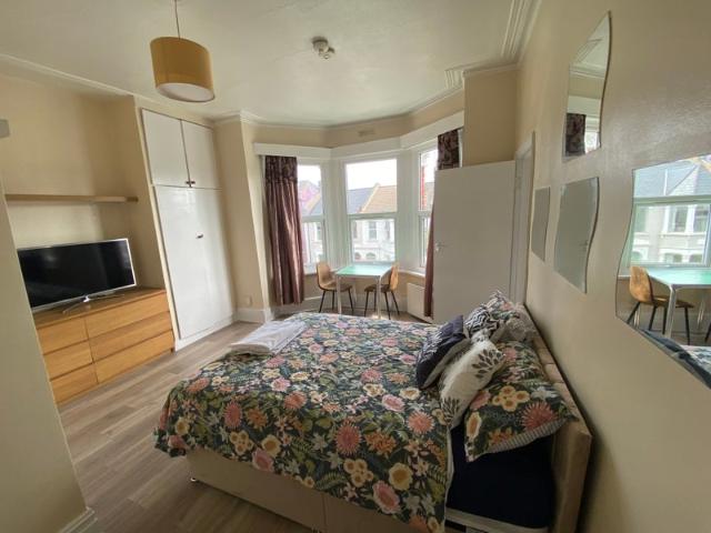 Studio Flat, Wightman Road, N4