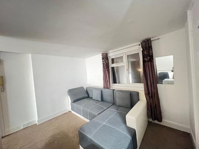 Studio Flat, Wightman Road, N8