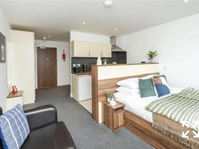 Studio Flat with Balcony Student Only