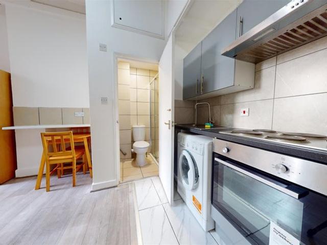 Studio flat with excellent transport links