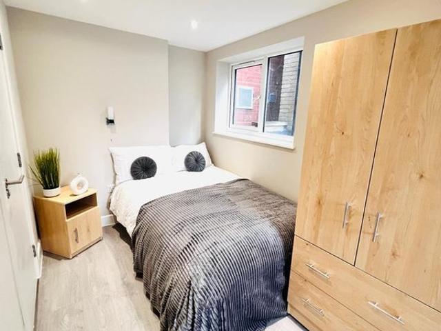 Studio flat with extra shared kitchen in Willesden