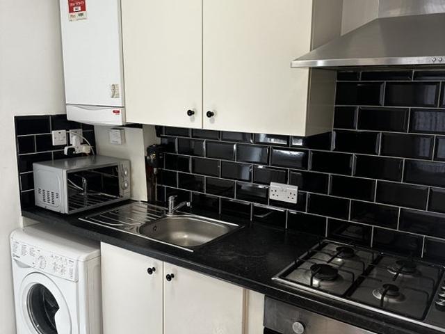 Studio flat with garden 2 min to maryland station