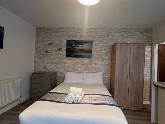 Studio flat with private entrance ALL Bils Inc!