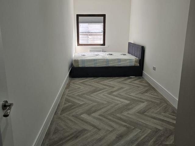 Studio flat with separate kitchen in Shoreditch