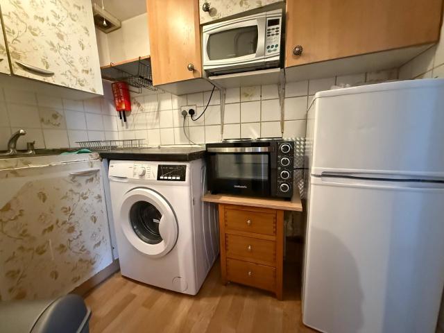 Studio Flat with seperate kitchen ideal for working couple High Road Ilford