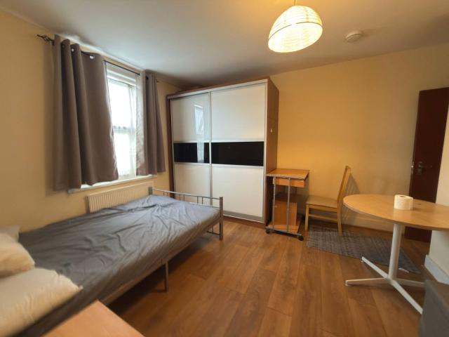 Studio Flat with seperate kitchen ideal for working couple High Road Ilford