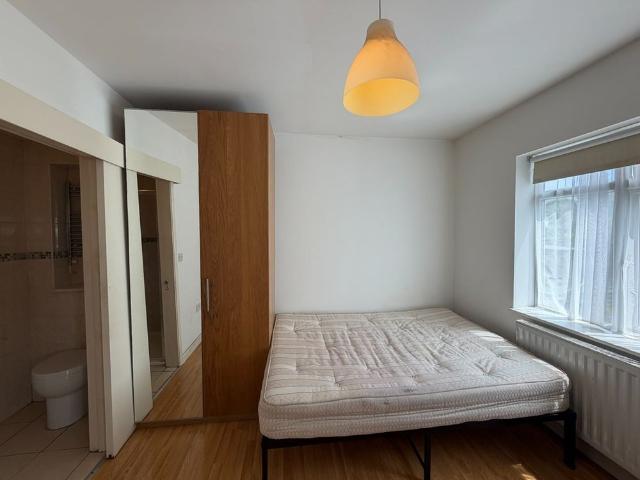 Studio Flat, Woodstock Avenue, NW11