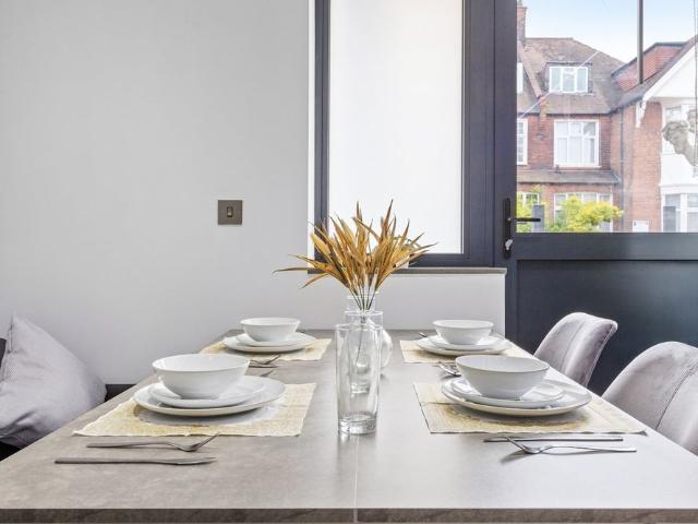 Studio Flat, Woodstock Road, NW11