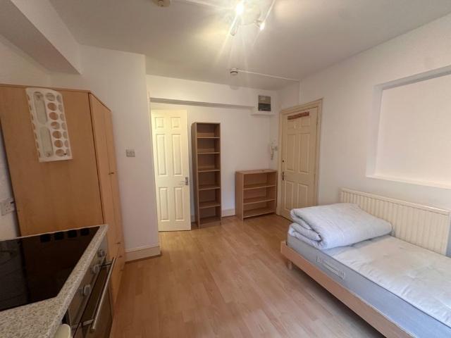 Studio Flat, Wrights Lane, W8