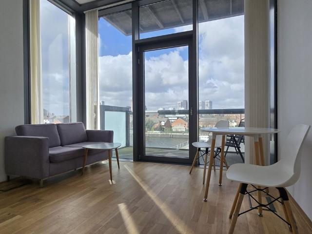 Studio Flat, Abito, M50