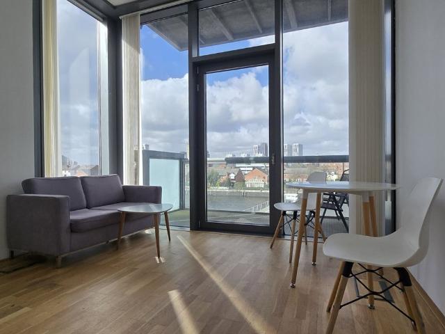 Studio Flat, Abito, M50