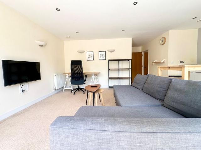 1 Bed Flat, Adriatic Apartments, E16
