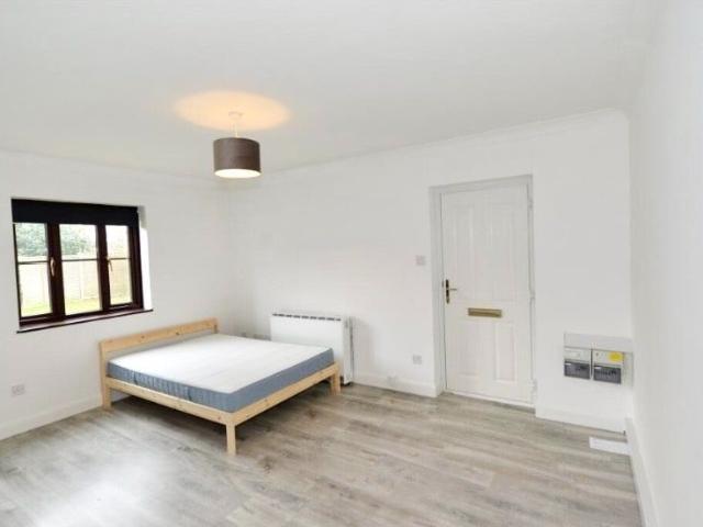 Studio Flat, Albemarle Court, SO17