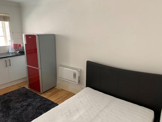 Studio Flat, Alie St, E1