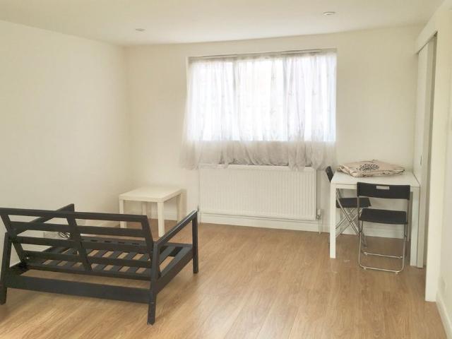 Studio Flat, Ashcombe Park, NW2