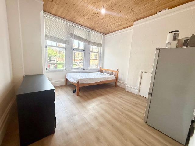 Studio Flat, Ashlake Road, SW16