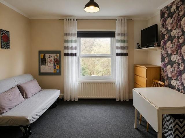 Studio Flat, Askew Crescent, W12