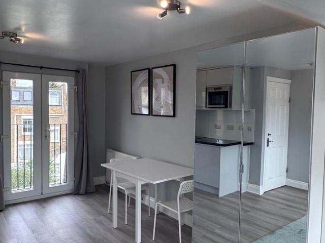 Studio Flat, Askew Crescent, W12