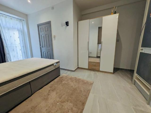 Studio Flat, Archway Road, N6