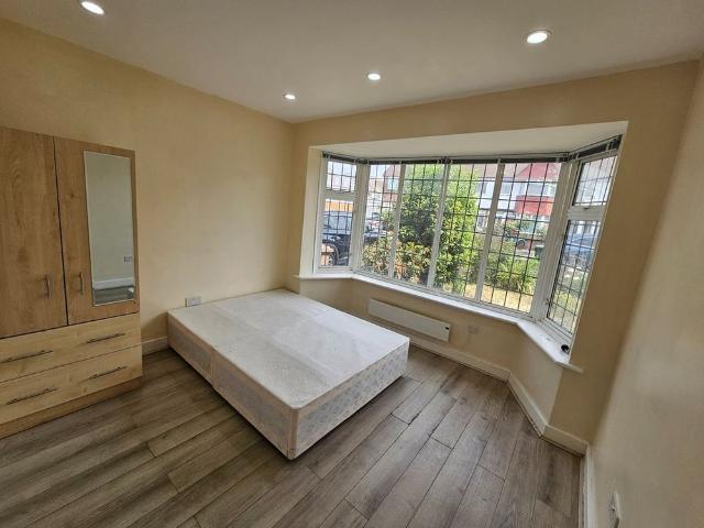 Studio Flat, Arkindale Road, SE6