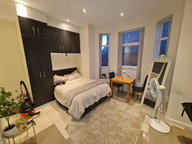 Studio Flat Avail All Bills Incl Didsbury
