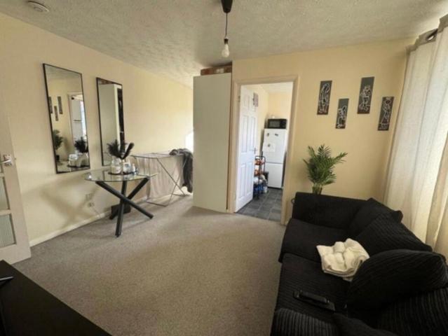 Studio Flat Available Dagenham RM10 *.