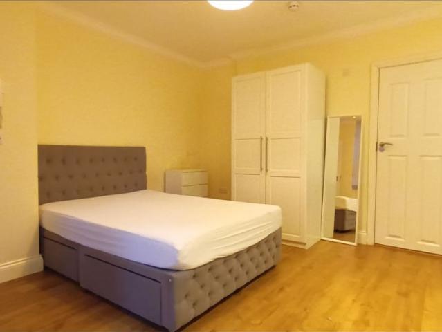 Studio Flat, Bamborough Gardens, W12